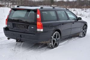 Black Volvo V70 2005 in Vilnius, with an engine capacity of 2.40 L and mileage of 369 thousand km for 2500 €, photo 2 on AUTOMOTO.COM.LV