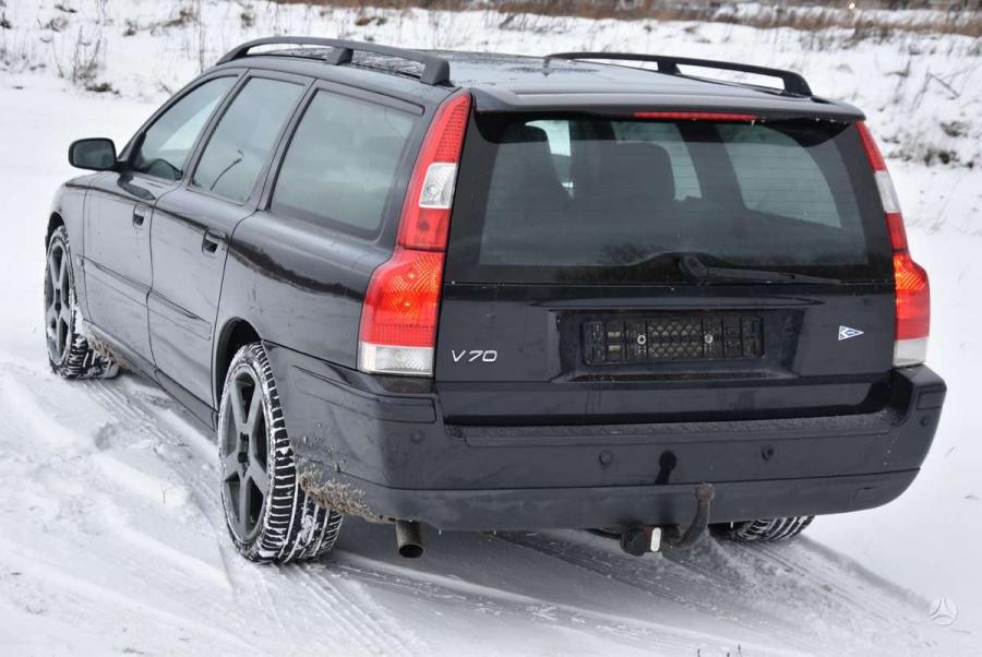 Black Volvo V70 2005 in Vilnius, with an engine capacity of 2.40 L and mileage of 369 thousand km for 2500 €, photo 3 on AUTOMOTO.COM.LV