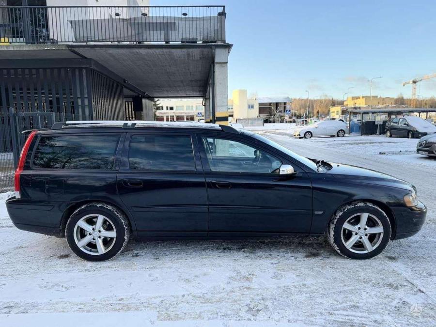 Melns Volvo V70 2005 Viļņa, ar dzinēja tilpumu 2.40 L un nobraukumu 370 tūkst. km par 1650 €, foto 4 vietnē AUTOMOTO.COM.LV