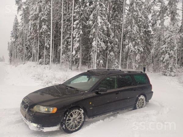 Black Volvo V70 2005 in Riga, with an engine capacity of 2.50 L and mileage of 416 thousand km for 2000 €, photo 1 on AUTOMOTO.COM.LV