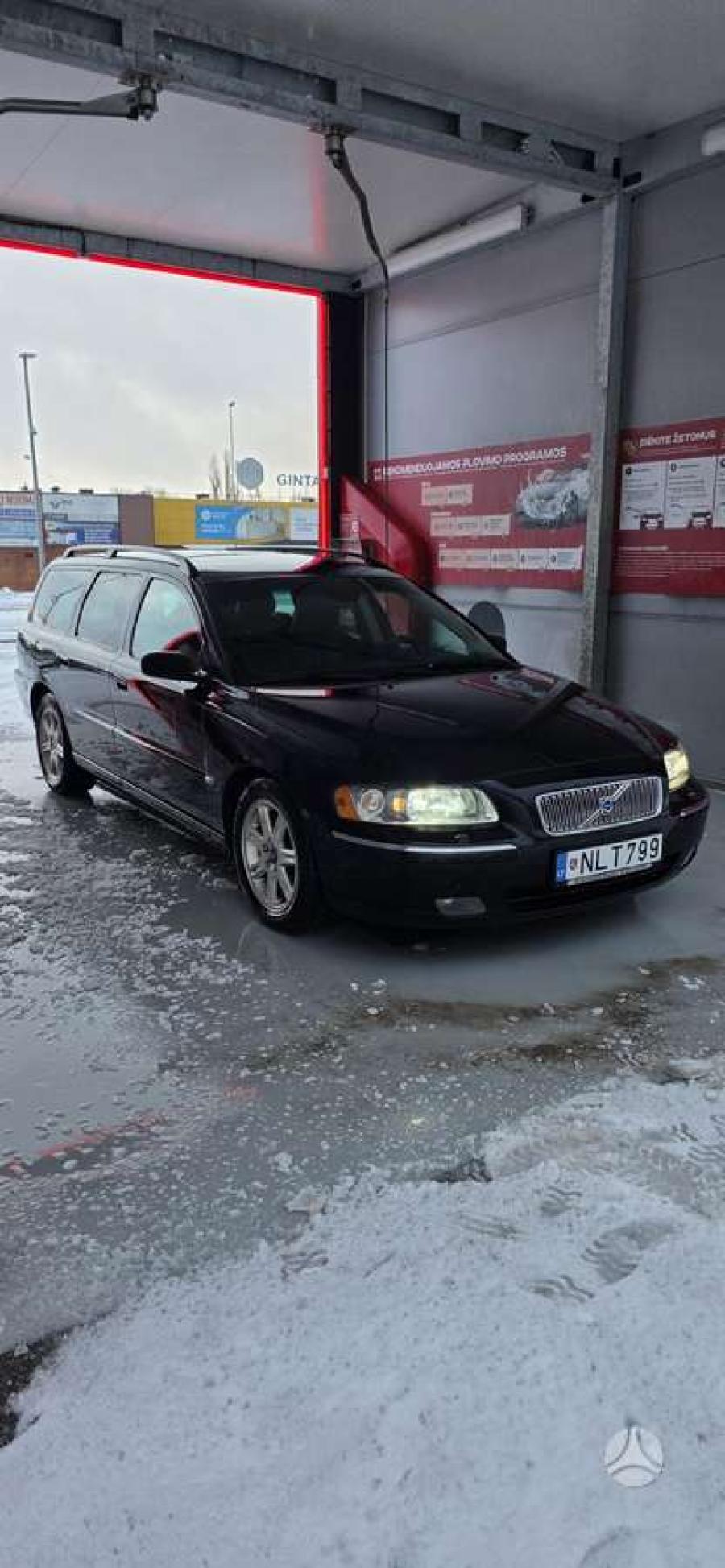 Black Volvo V70 2005 in Klaipeda, with an engine capacity of 2.40 L and mileage of 349 thousand km for 2750 €, photo 2 on AUTOMOTO.COM.LV
