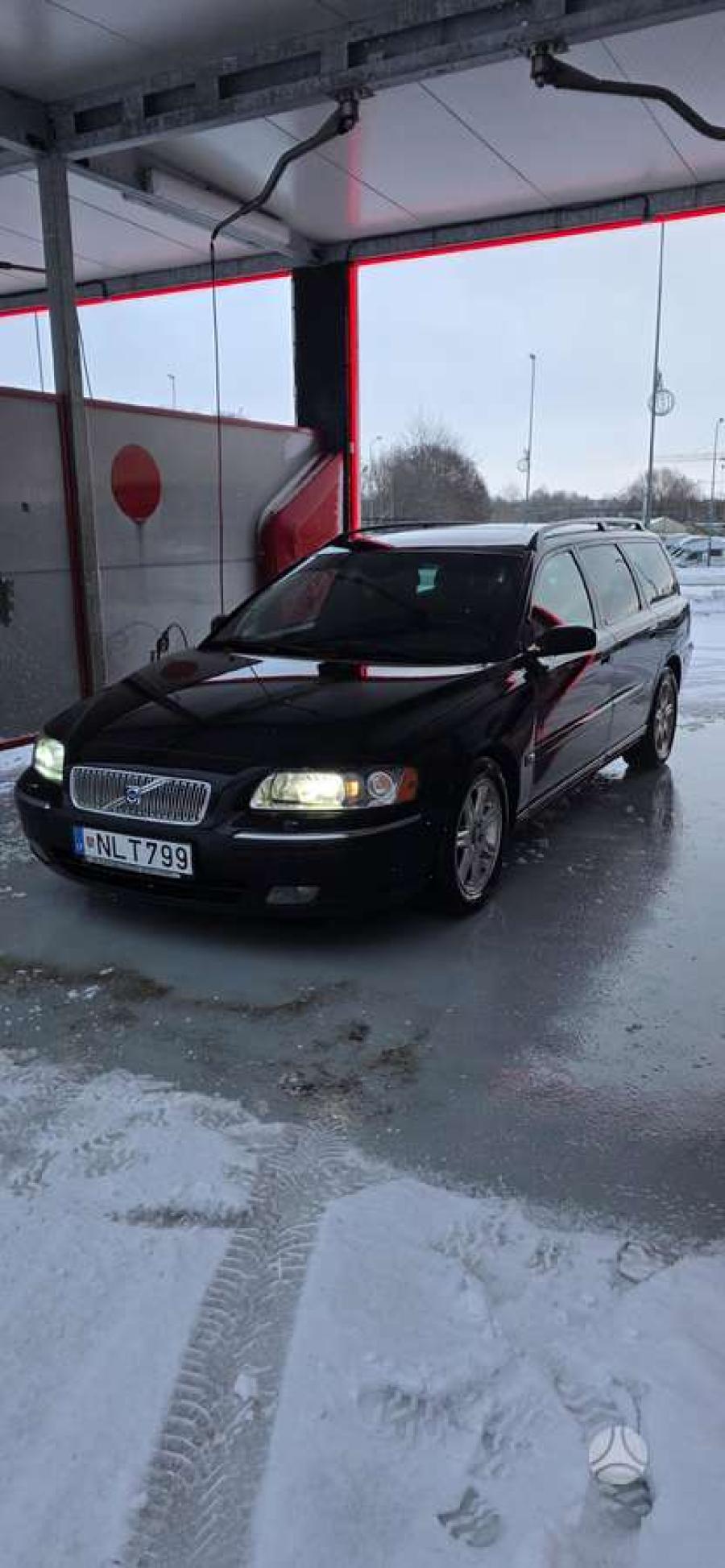 Black Volvo V70 2005 in Klaipeda, with an engine capacity of 2.40 L and mileage of 349 thousand km for 2750 €, photo 3 on AUTOMOTO.COM.LV