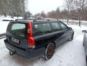 Black Volvo V70 2005 in Vilnius, with an engine capacity of 2.40 L and mileage of 403 thousand km for 950 €, photo 4 on AUTOMOTO.COM.LV