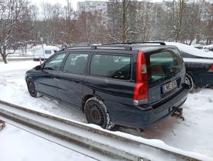 Black Volvo V70 2005 in Vilnius, with an engine capacity of 2.40 L and mileage of 403 thousand km for 950 €, photo 5 on AUTOMOTO.COM.LV