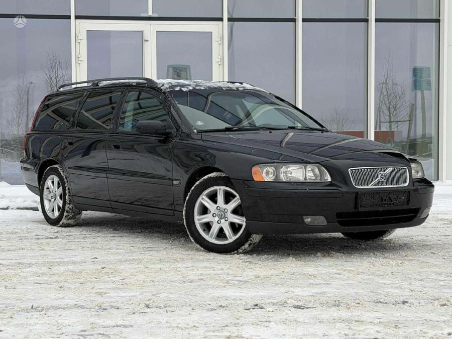 Black Volvo V70 2005 in Vilnius, with an engine capacity of 2.40 L and mileage of 401 thousand km for 2800 €, photo 1 on AUTOMOTO.COM.LV