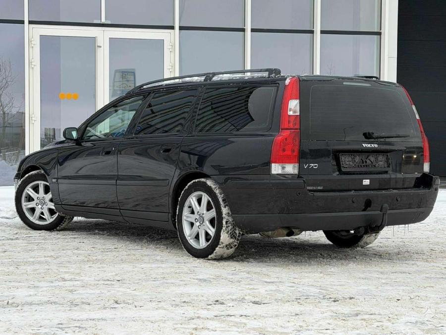 Black Volvo V70 2005 in Vilnius, with an engine capacity of 2.40 L and mileage of 401 thousand km for 2800 €, photo 4 on AUTOMOTO.COM.LV
