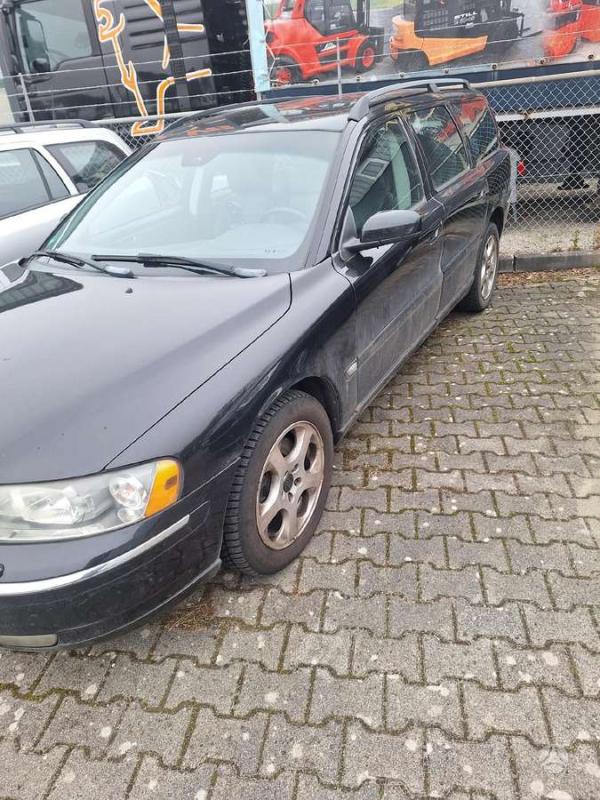 Melns Volvo V70 2005 Jurbarkas, ar dzinēja tilpumu 2.40 L un nobraukumu 350 tūkst. km par 2250 €, foto 3 vietnē AUTOMOTO.COM.LV