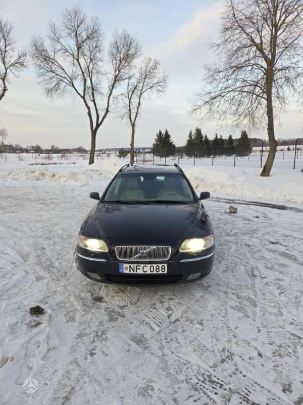 Black Volvo V70 2005 in Salcininkai, with an engine capacity of 2.40 L and mileage of 370 thousand km for 2350 €, photo 1 on AUTOMOTO.COM.LV