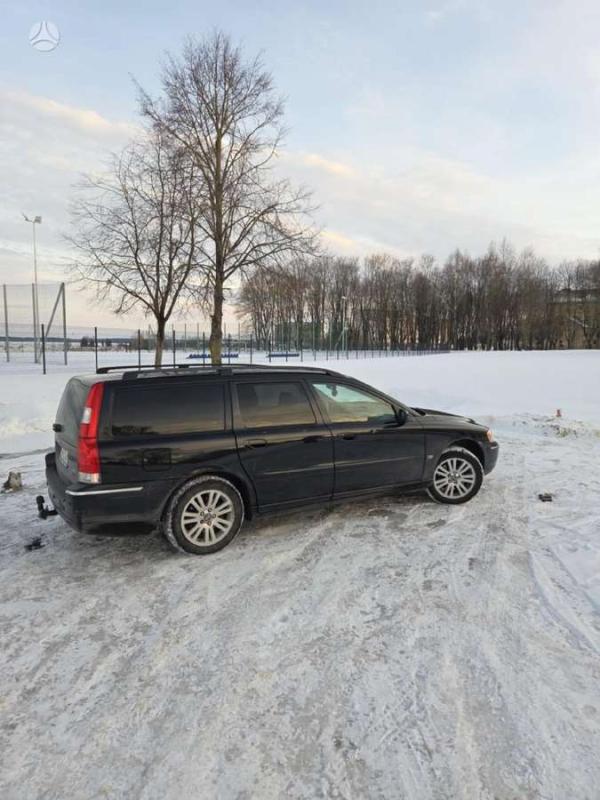Black Volvo V70 2005 in Salcininkai, with an engine capacity of 2.40 L and mileage of 370 thousand km for 2350 €, photo 4 on AUTOMOTO.COM.LV