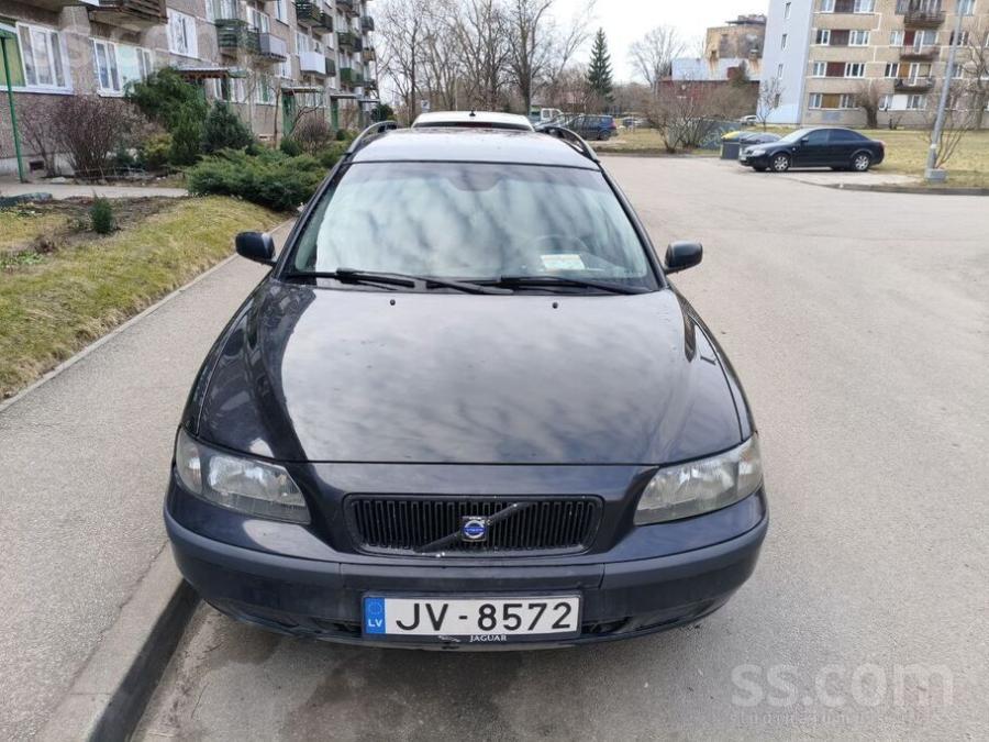 Black Volvo V70 2005 in Riga, with an engine capacity of 2.40 L and mileage of 377 thousand km for 2250 €, photo 2 on AUTOMOTO.COM.LV