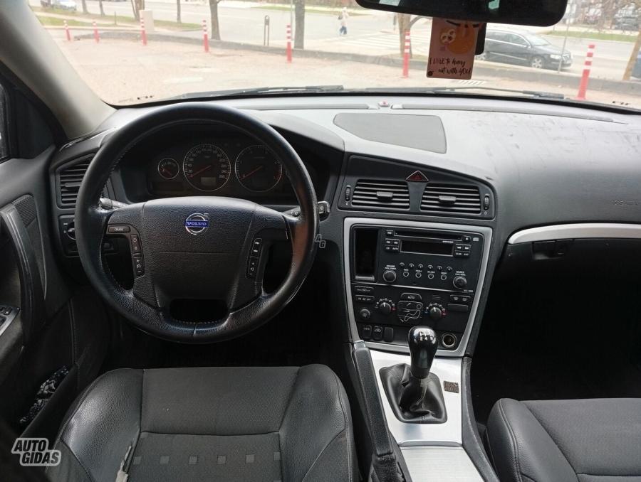 Black Volvo V70 2005 in Vilnius, with an engine capacity of 2.40 L and mileage of 405 thousand km for 1600 €, photo 7 on AUTOMOTO.COM.LV