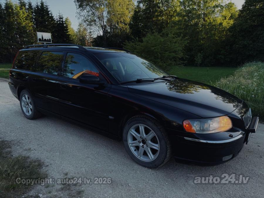 Black Volvo V70 2005 in Rapla, with an engine capacity of 2.40 L and mileage of 369 thousand km for 2099 €, photo 4 on AUTOMOTO.COM.LV