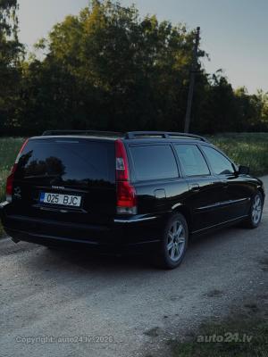 Black Volvo V70 2005 in Rapla, with an engine capacity of 2.40 L and mileage of 369 thousand km for 2099 €, photo 5 on AUTOMOTO.COM.LV