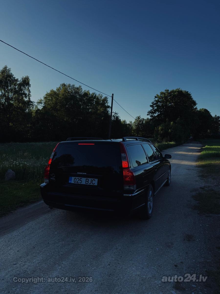 Black Volvo V70 2005 in Rapla, with an engine capacity of 2.40 L and mileage of 369 thousand km for 2099 €, photo 6 on AUTOMOTO.COM.LV