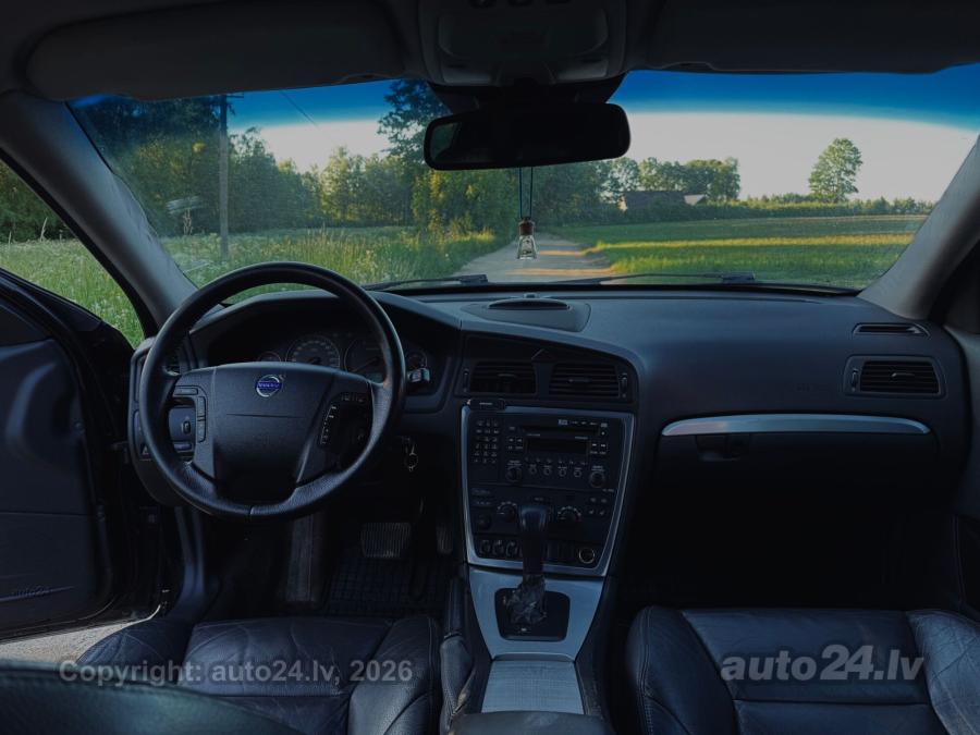 Black Volvo V70 2005 in Rapla, with an engine capacity of 2.40 L and mileage of 369 thousand km for 2099 €, photo 7 on AUTOMOTO.COM.LV