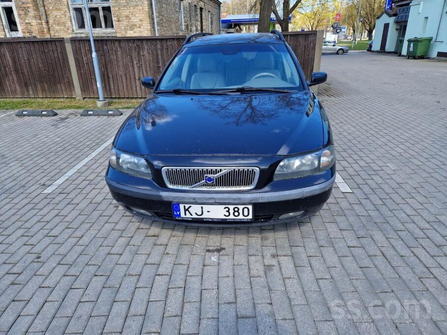 Black Volvo V70 2005 in Riga, with an engine capacity of 2.40 L and mileage of 310 thousand km for 800 €, photo 1 on AUTOMOTO.COM.LV