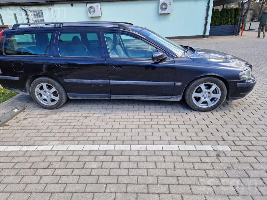 Black Volvo V70 2005 in Riga, with an engine capacity of 2.40 L and mileage of 310 thousand km for 800 €, photo 3 on AUTOMOTO.COM.LV