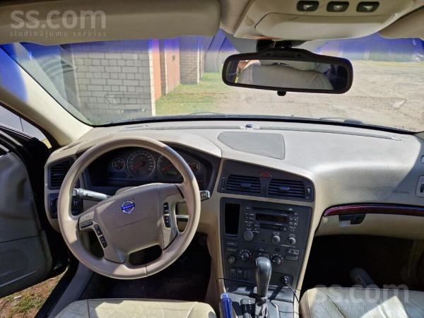 Black Volvo V70 2005 in Riga, with an engine capacity of 2.40 L and mileage of 310 thousand km for 800 €, photo 5 on AUTOMOTO.COM.LV