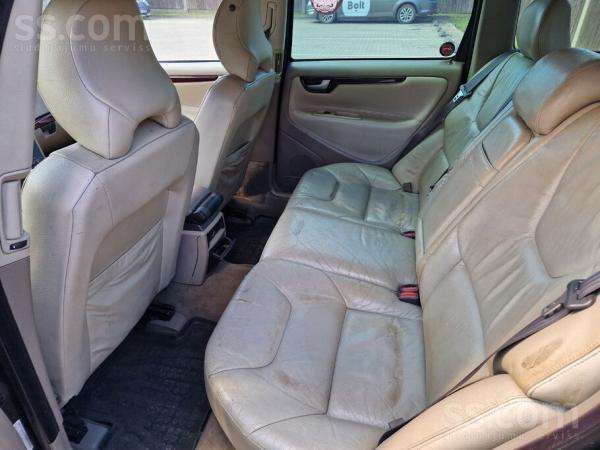 Black Volvo V70 2005 in Riga, with an engine capacity of 2.40 L and mileage of 310 thousand km for 800 €, photo 7 on AUTOMOTO.COM.LV