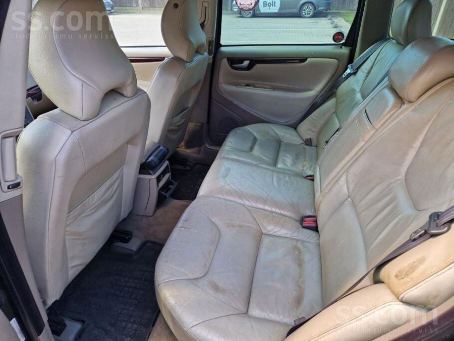 Black Volvo V70 2005 in Riga, with an engine capacity of 2.40 L and mileage of 310 thousand km for 800 €, photo 8 on AUTOMOTO.COM.LV