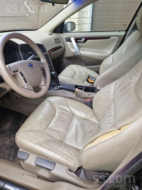 Black Volvo V70 2005 in Riga, with an engine capacity of 2.40 L and mileage of 310 thousand km for 800 €, photo 8 on AUTOMOTO.COM.LV