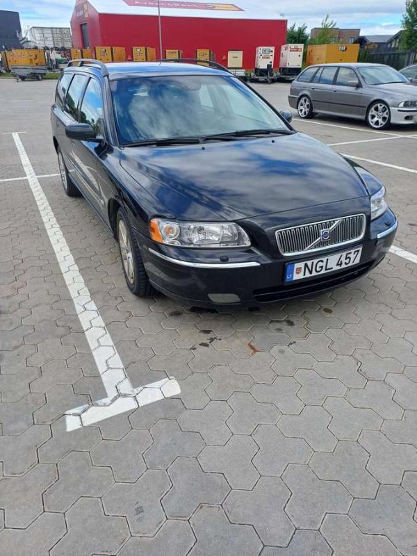 Black Volvo V70 2005 in Vilnius, with an engine capacity of 2.40 L and mileage of 471 thousand km for 1400 €, photo 2 on AUTOMOTO.COM.LV