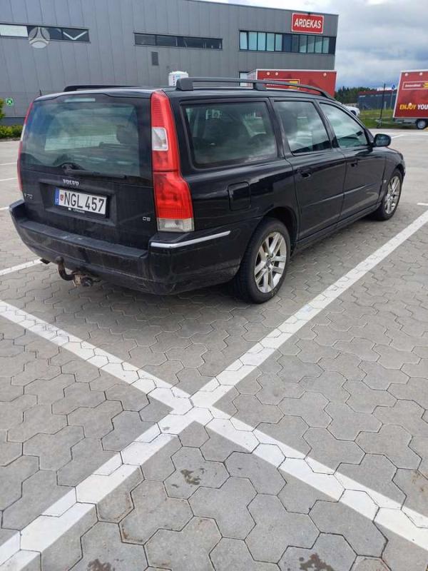 Black Volvo V70 2005 in Vilnius, with an engine capacity of 2.40 L and mileage of 471 thousand km for 1400 €, photo 3 on AUTOMOTO.COM.LV