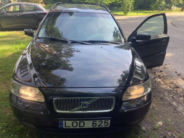 Melns Volvo V70 2005 Alīta, ar dzinēja tilpumu 2.40 L un nobraukumu 355 tūkst. km par 2600 €, foto 2 vietnē AUTOMOTO.COM.LV