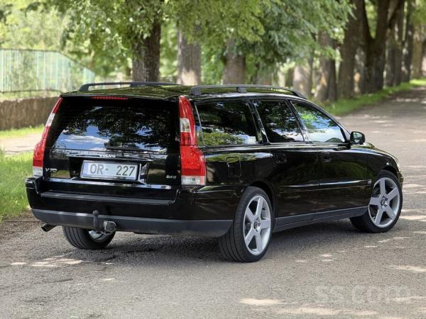 Melns Volvo V70 2005 Jēkabpils, ar dzinēja tilpumu 2.40 L un nobraukumu 327 tūkst. km par 4750 €, foto 2 vietnē AUTOMOTO.COM.LV