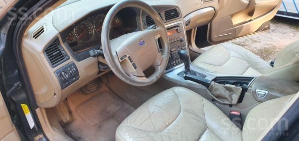 Black Volvo V70 2005 in Liepaja, with an engine capacity of 2.40 L and mileage of 412 thousand km for 1200 €, photo 8 on AUTOMOTO.COM.LV