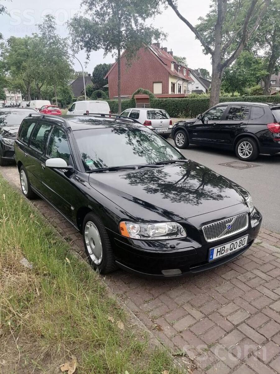 Black Volvo V70 2005 in Riga, with an engine capacity of 2.40 L and mileage of 397 thousand km for 1700 €, photo 1 on AUTOMOTO.COM.LV