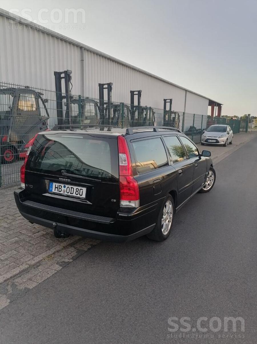 Black Volvo V70 2005 in Riga, with an engine capacity of 2.40 L and mileage of 397 thousand km for 1700 €, photo 9 on AUTOMOTO.COM.LV