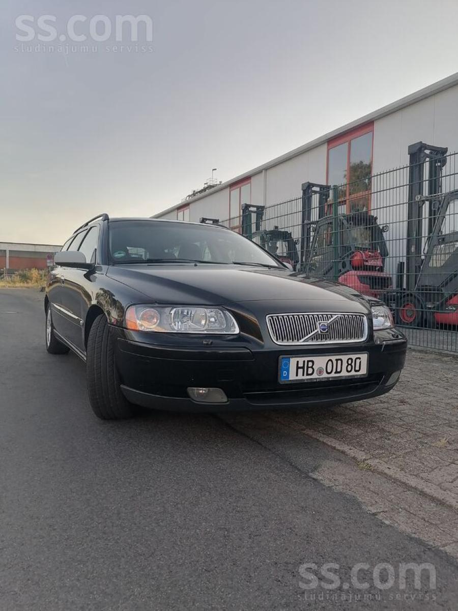 Black Volvo V70 2005 in Riga, with an engine capacity of 2.40 L and mileage of 397 thousand km for 1700 €, photo 12 on AUTOMOTO.COM.LV