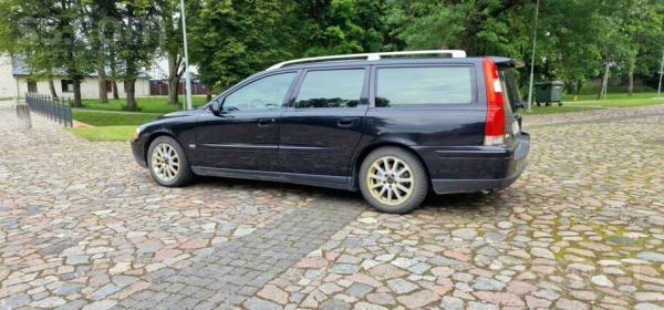 Black Volvo V70 2005 in Jekabpils, with an engine capacity of 2.40 L and mileage of 412 thousand km for 1500 €, photo 3 on AUTOMOTO.COM.LV