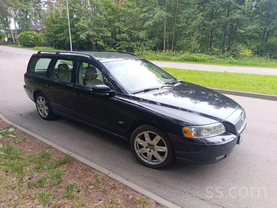 Black Volvo V70 2005 in Jurmala, with an engine capacity of 2.40 L and mileage of 371 thousand km for 1850 €, photo 4 on AUTOMOTO.COM.LV