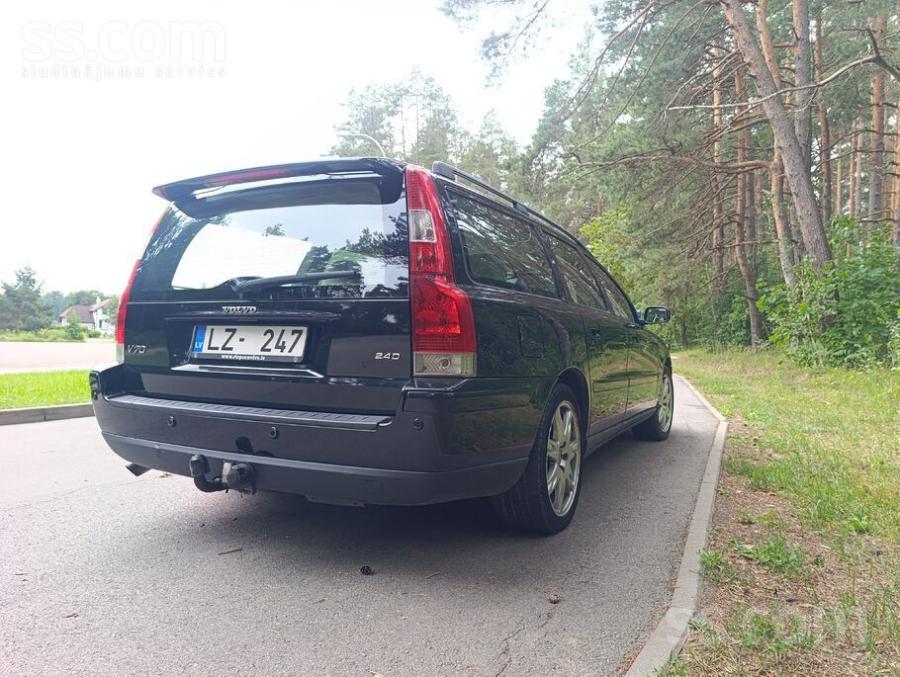 Black Volvo V70 2005 in Jurmala, with an engine capacity of 2.40 L and mileage of 371 thousand km for 1850 €, photo 6 on AUTOMOTO.COM.LV