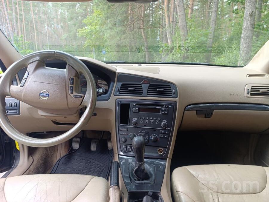 Black Volvo V70 2005 in Jurmala, with an engine capacity of 2.40 L and mileage of 371 thousand km for 1850 €, photo 8 on AUTOMOTO.COM.LV
