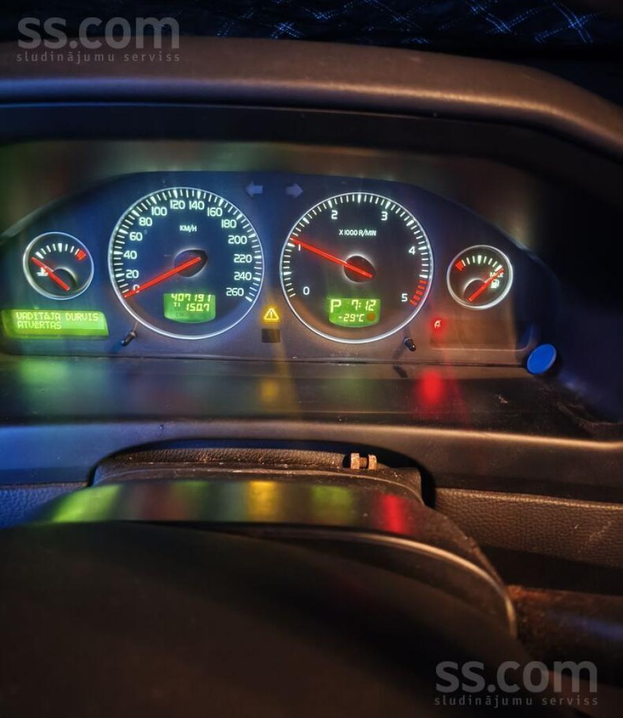 Black Volvo V70 2005 in Daugavpils, with an engine capacity of 2.40 L and mileage of 409 thousand km for 2000 €, photo 7 on AUTOMOTO.COM.LV