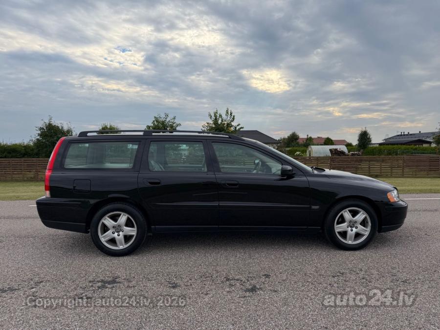 Melns Volvo V70 2005 Tallina, ar dzinēja tilpumu 2.40 L un nobraukumu 355 tūkst. km par 3790 €, foto 13 vietnē AUTOMOTO.COM.LV