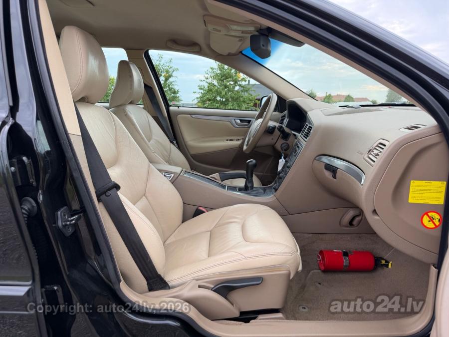 Melns Volvo V70 2005 Tallina, ar dzinēja tilpumu 2.40 L un nobraukumu 355 tūkst. km par 3790 €, foto 14 vietnē AUTOMOTO.COM.LV