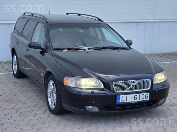 Black Volvo V70 2005 in Riga, with an engine capacity of 2.40 L and mileage of 286 thousand km for 1990 €, photo 1 on AUTOMOTO.COM.LV