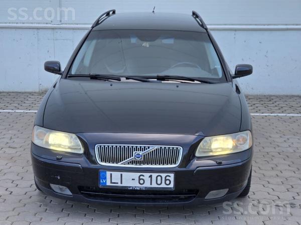 Black Volvo V70 2005 in Riga, with an engine capacity of 2.40 L and mileage of 286 thousand km for 1990 €, photo 3 on AUTOMOTO.COM.LV