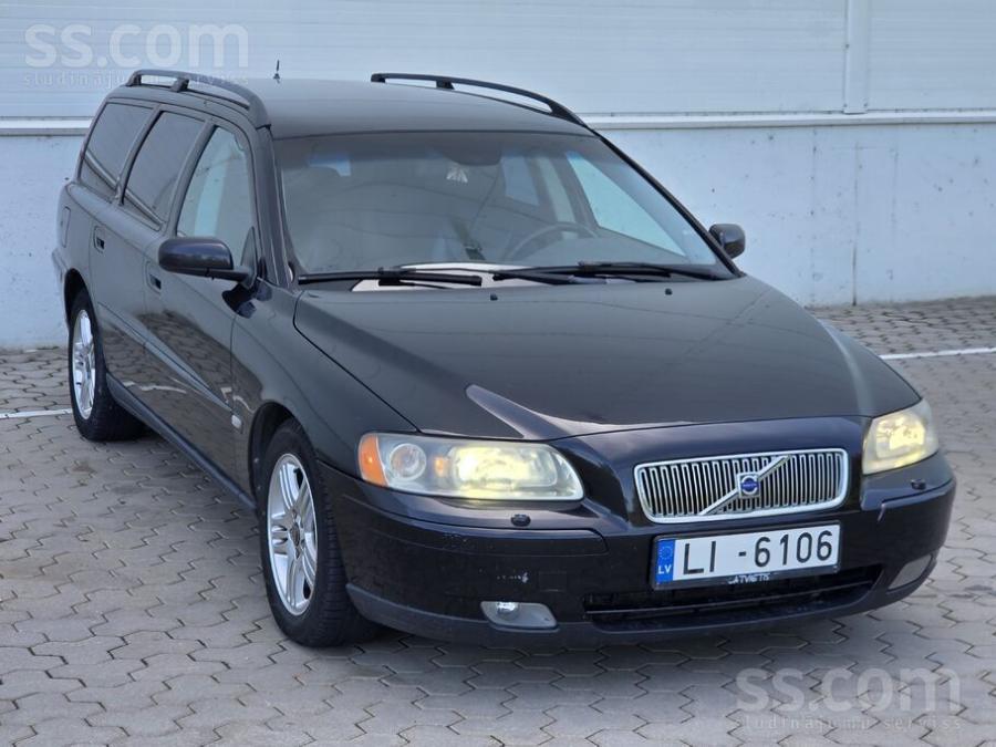 Black Volvo V70 2005 in Riga, with an engine capacity of 2.40 L and mileage of 286 thousand km for 1990 €, photo 1 on AUTOMOTO.COM.LV