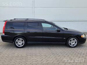 Black Volvo V70 2005 in Riga, with an engine capacity of 2.40 L and mileage of 286 thousand km for 1990 €, photo 17 on AUTOMOTO.COM.LV