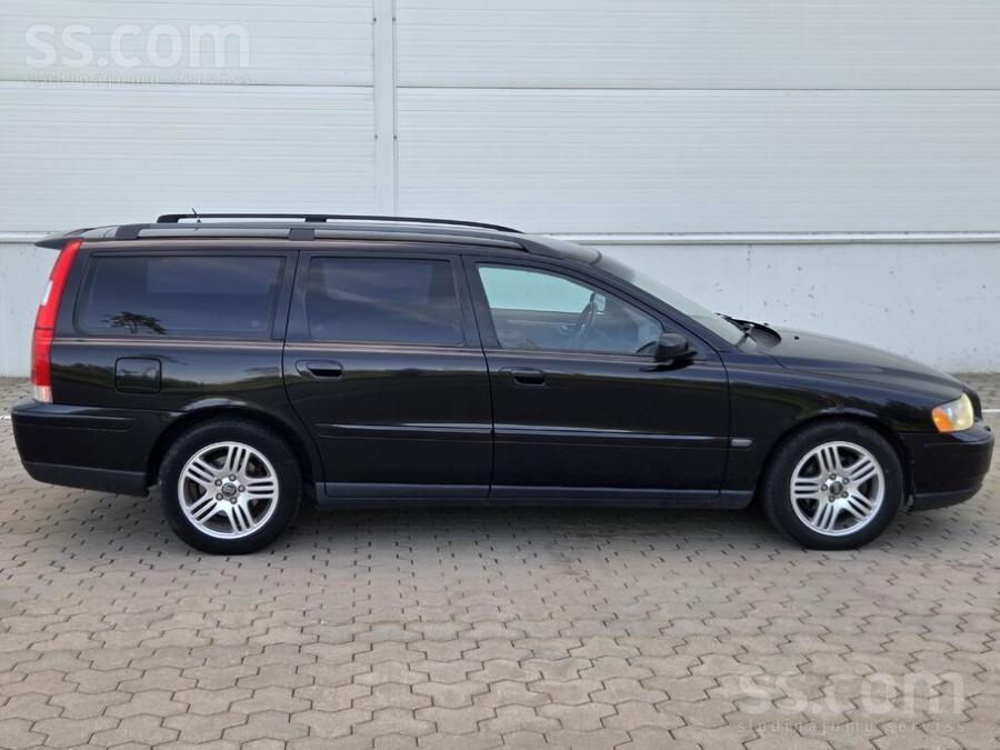 Black Volvo V70 2005 in Riga, with an engine capacity of 2.40 L and mileage of 286 thousand km for 1990 €, photo 17 on AUTOMOTO.COM.LV