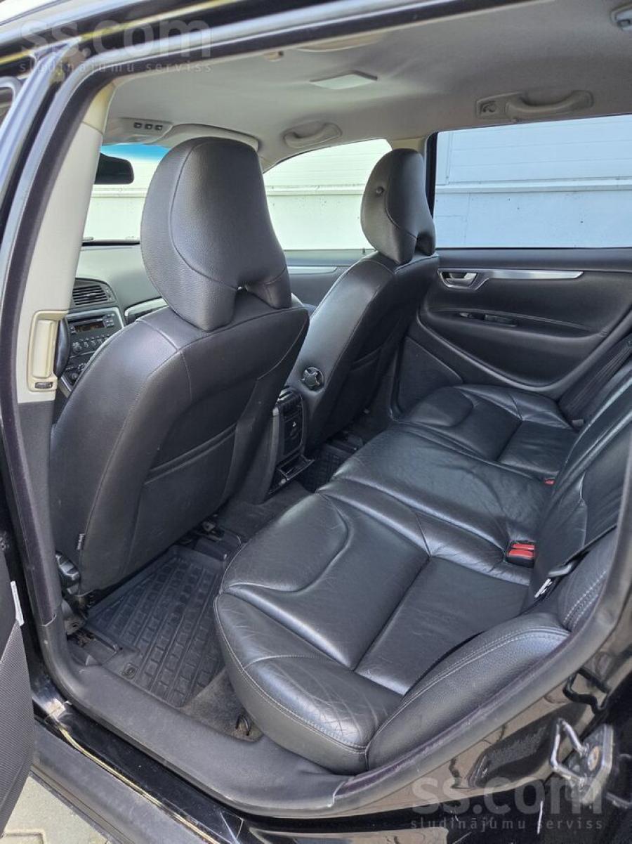 Black Volvo V70 2005 in Riga, with an engine capacity of 2.40 L and mileage of 286 thousand km for 1990 €, photo 21 on AUTOMOTO.COM.LV