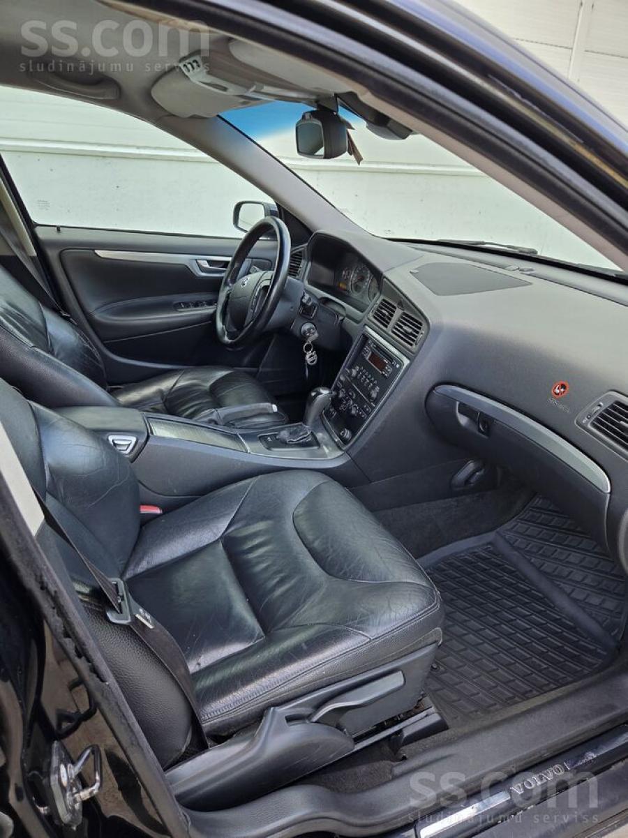 Black Volvo V70 2005 in Riga, with an engine capacity of 2.40 L and mileage of 286 thousand km for 1990 €, photo 22 on AUTOMOTO.COM.LV