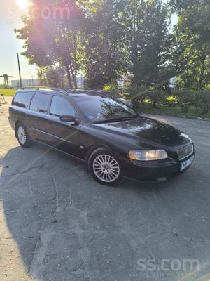 Melns Volvo V70 2005 Jelgava, ar dzinēja tilpumu 2.40 L un nobraukumu 391 tūkst. km par 1750 €, foto  vietnē AUTOMOTO.COM.LV