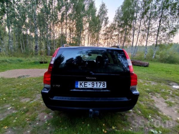 Black Volvo V70 2005 in Jekabpils, with an engine capacity of 2.40 L and mileage of 386 thousand km for 1900 €, photo 5 on AUTOMOTO.COM.LV