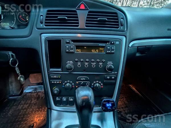 Black Volvo V70 2005 in Jekabpils, with an engine capacity of 2.40 L and mileage of 386 thousand km for 1900 €, photo 9 on AUTOMOTO.COM.LV